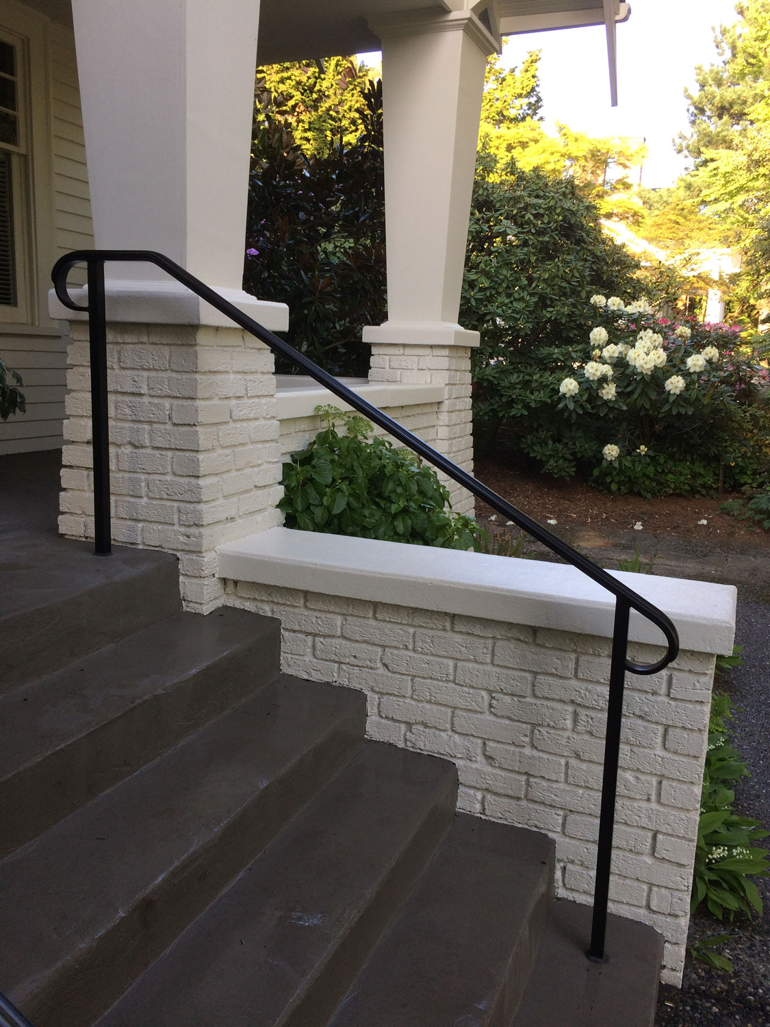 Classic Iron Hand Railing With D Ring And Top Cap Blackbird Iron Design